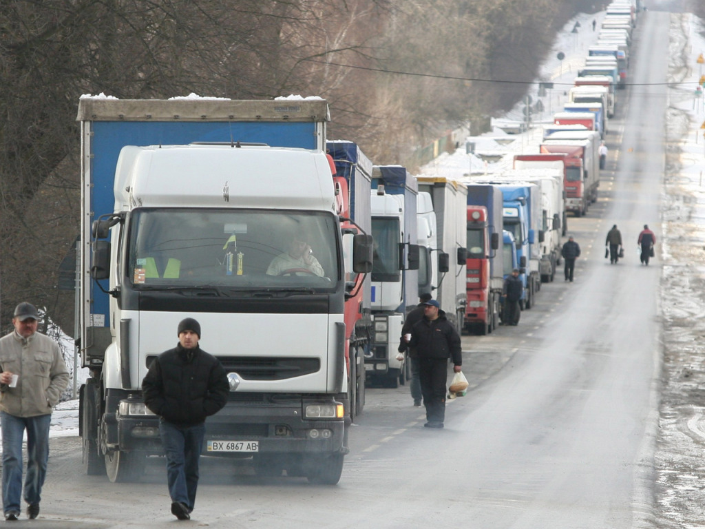 Frapp | 15 Kilometer lange Schlange vor der Grenze Frapp | 15 Kilometer lange Schlange vor der Grenze