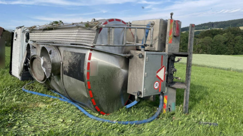 Frapp | Milchtankwagen verunfallt - Fahrer leicht verletzt